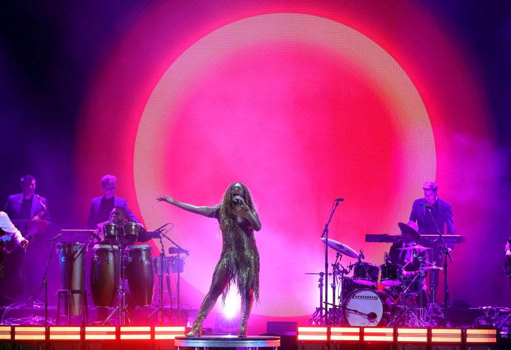 🎤 Liniker faz história no Latin GRAMMY 2025 e conquista três estatuetas ...